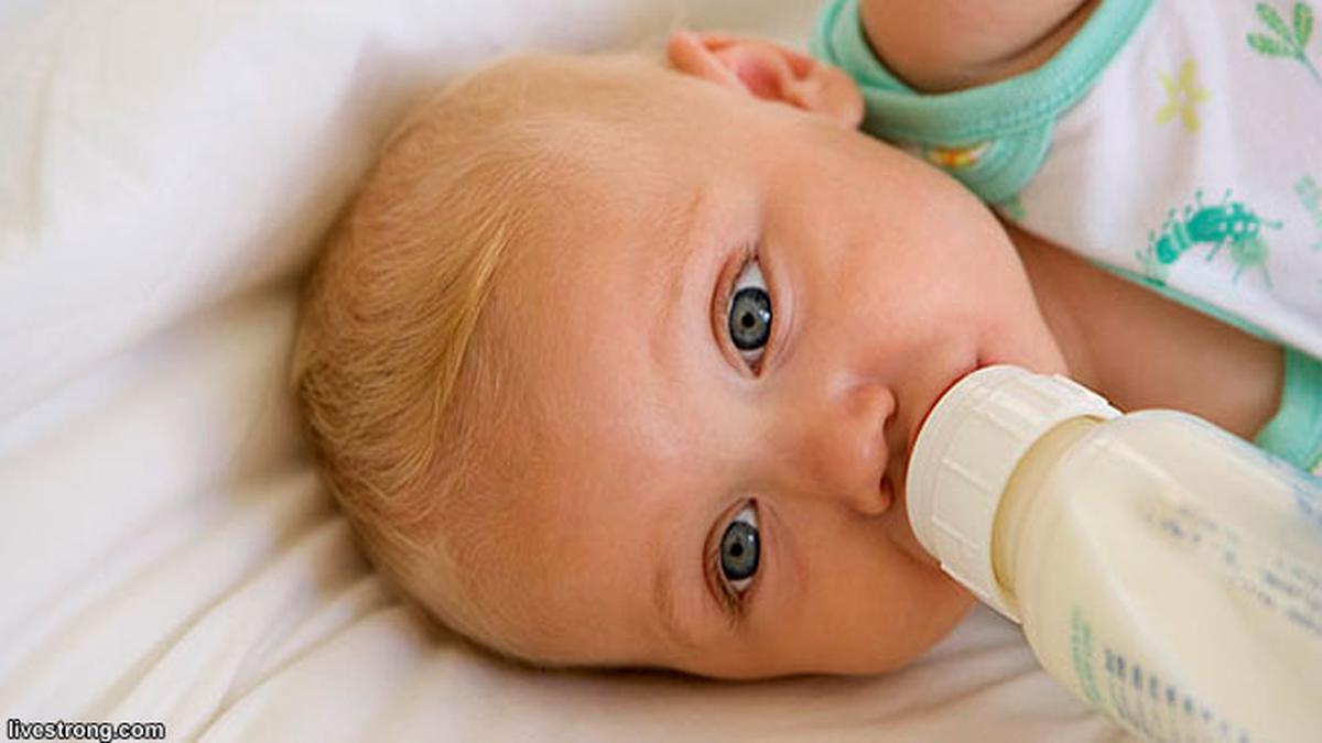 Tak Baik Membiasakan Bayi Minum dari Botol dan Dot!