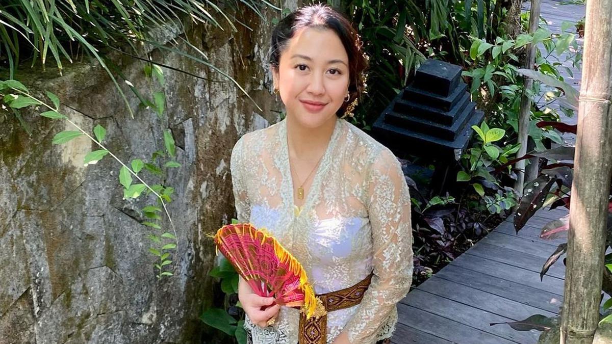 Model Kebaya Polos yang Cocok Untuk Berbagai Penampilan dari Sherina ...