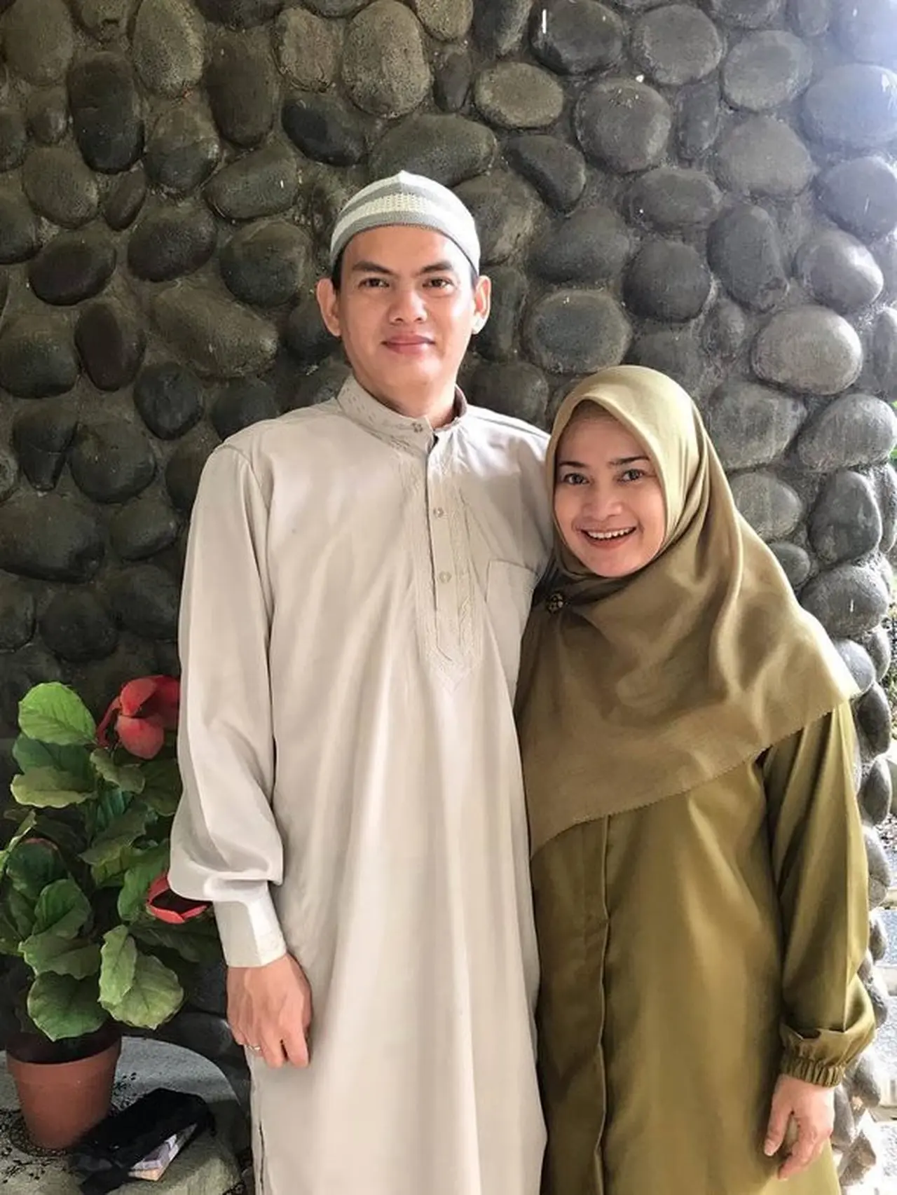 Beda 2 Tahun, Ini 6 Potret Romantis Ikke Nurjanah dengan Sang Suami