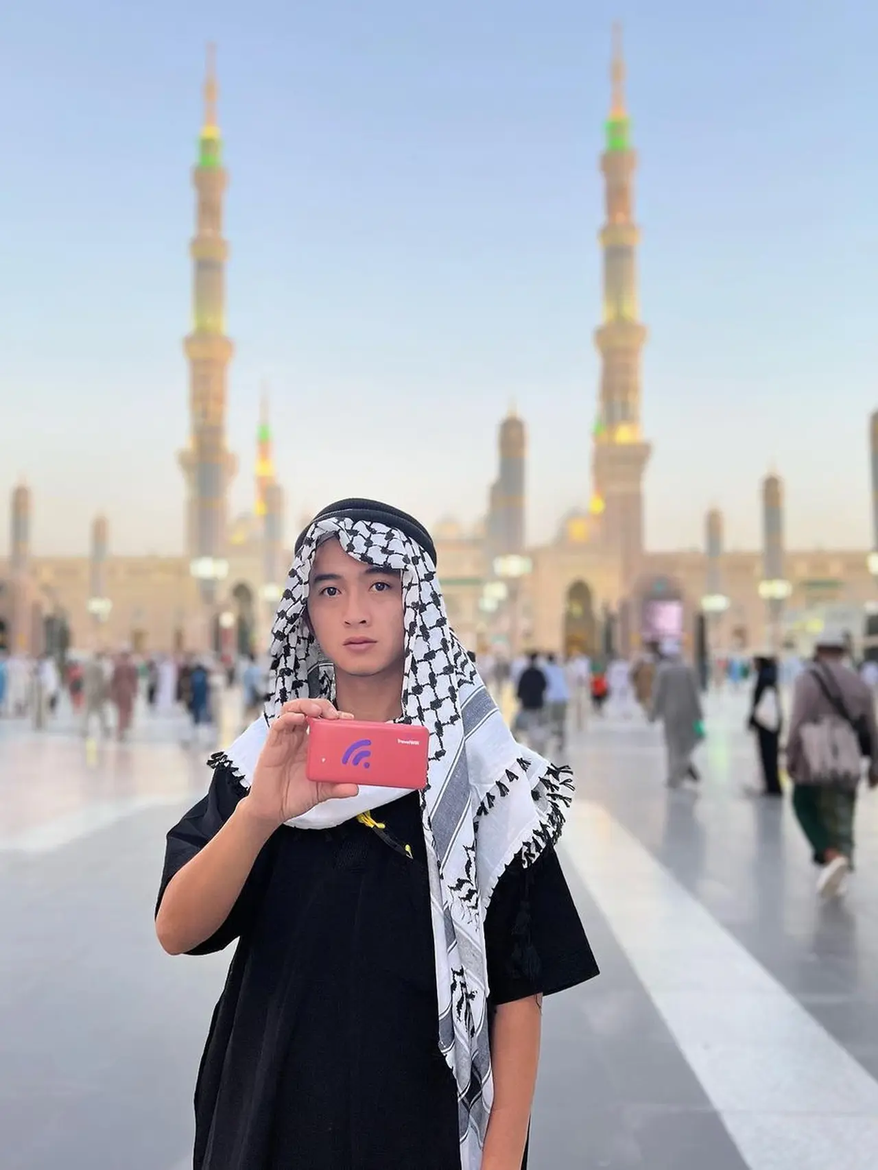 7 Potret Sensen Asisten Raffi Ahmad Jalani Umroh, Jadi Kado Spesial ...