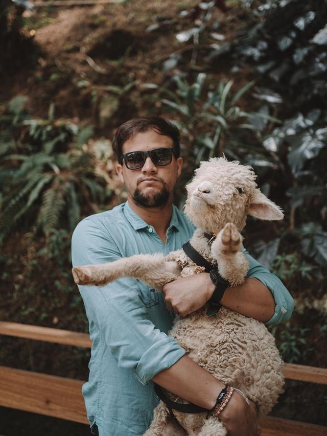 6 Potret Terbaru Stuart Collin Tampil Brewokan, Bikin Pangling - Hot ...