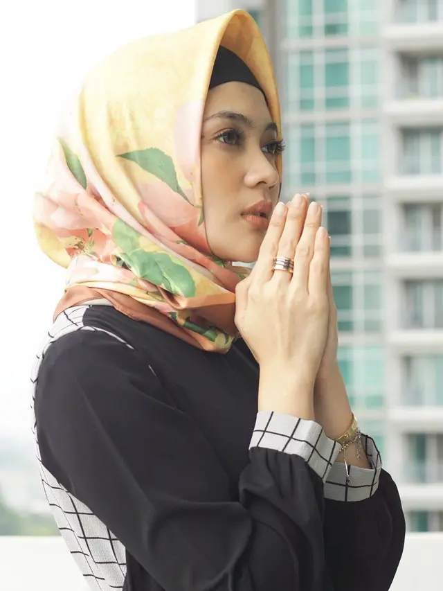Foto Kini Berhijab, Indah Dewi Pertiwi Dapat Hidayah Di Palestina ...