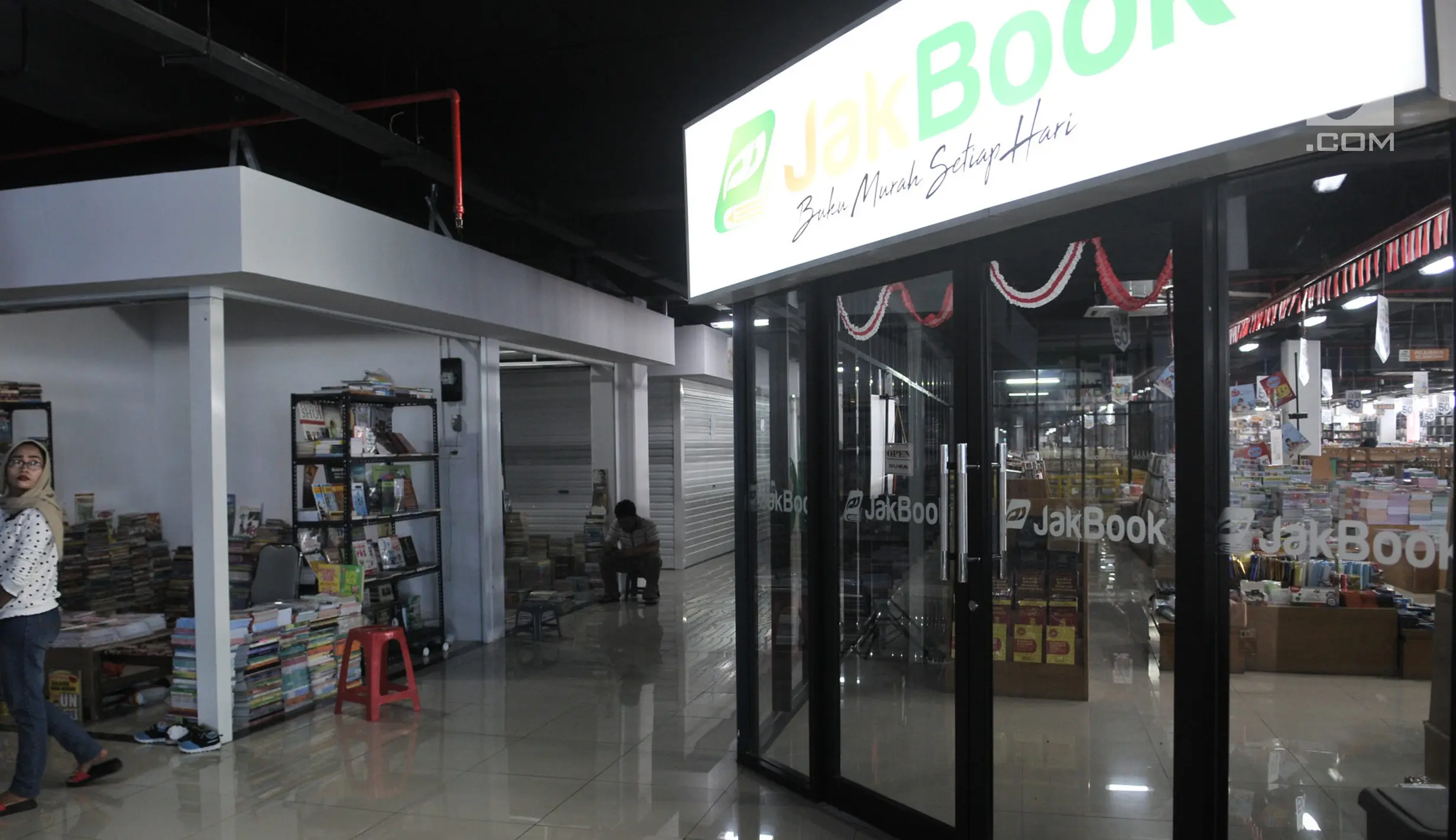 FOTO: Wisata Buku Pasar Kenari Sepi Pembeli - Foto Liputan6.com