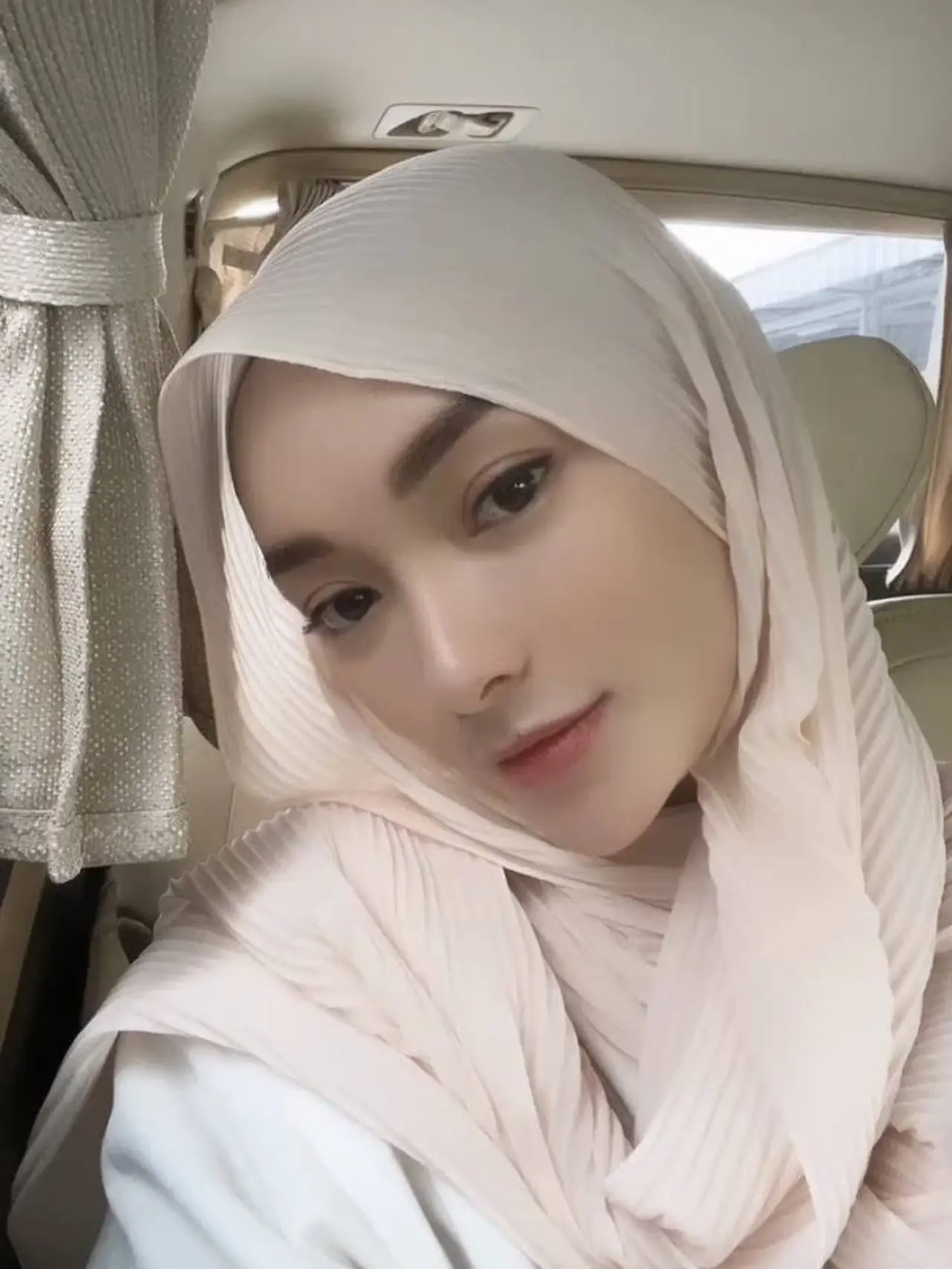 Mantap Berhijab, Zaskia Gotik Tak Takut Kehilangan Pekerjaan: Rezeki Allah yang Atur - ShowBiz ...