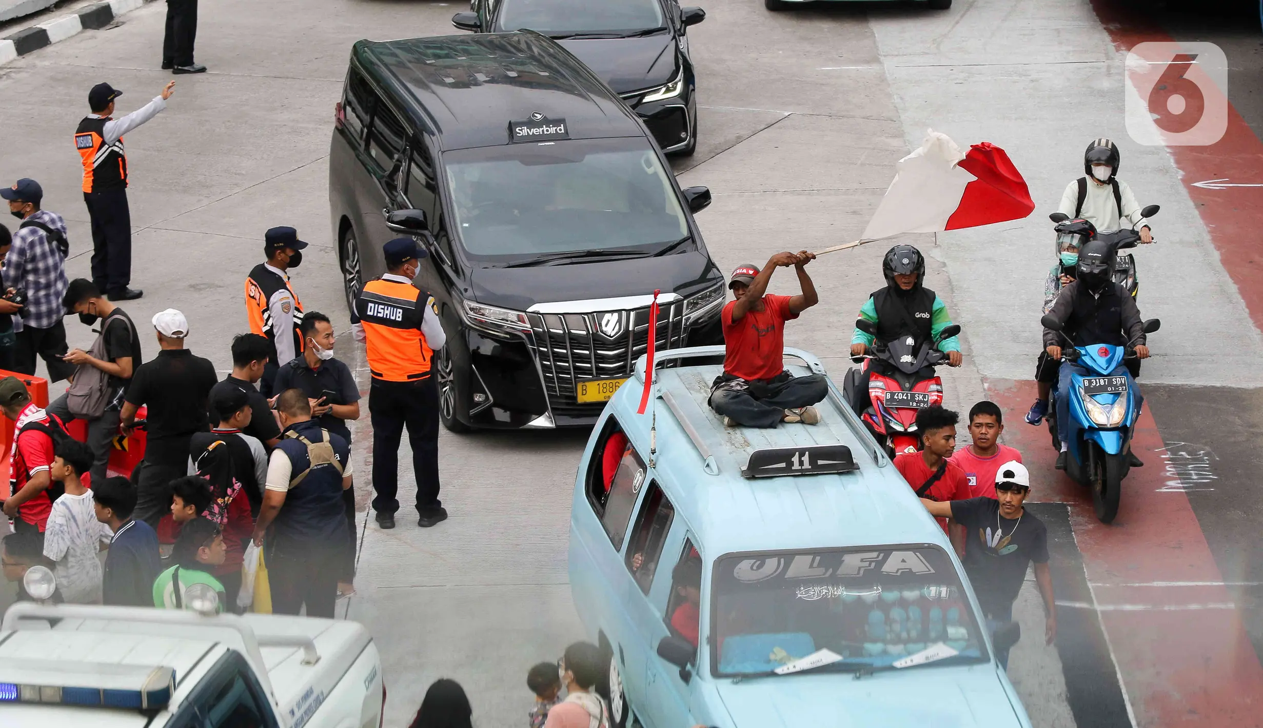 Ragam Cara Warga Sambut Arak-arakan Timnas Indonesia - Foto Liputan6.com