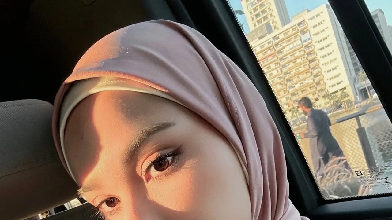 5 Pesona Alyssa Daguise Tampil Anggun di Jeddah Berbalut Hijab dan Kaftan, Aura Kecantikan ...