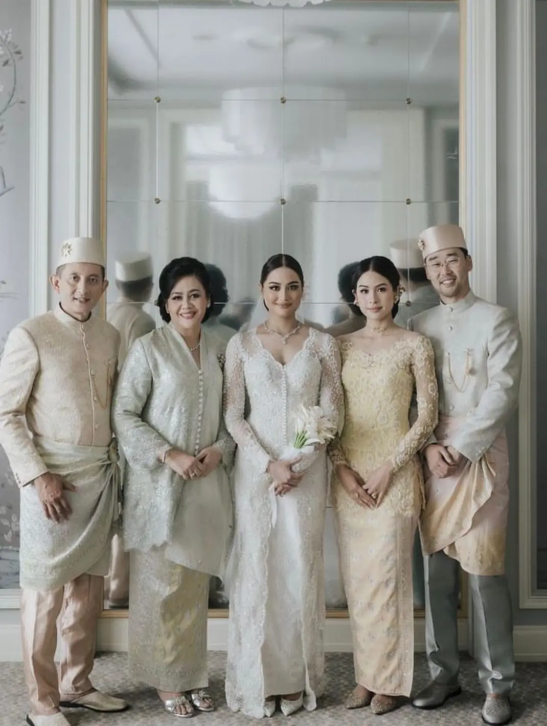 8 Potret Detail Kebaya dan Makeup Maudy Ayunda di Pernikahan Sang Adik