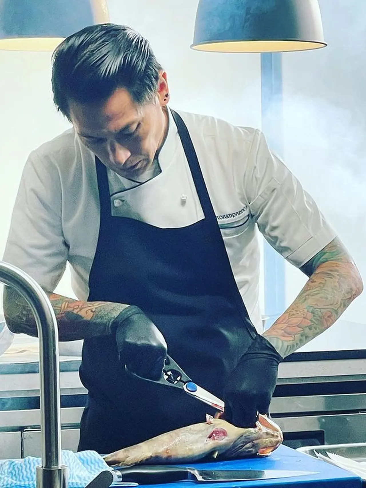 10 Potret Gagah Chef Juna, dari Masak Sampai Naik Gunung