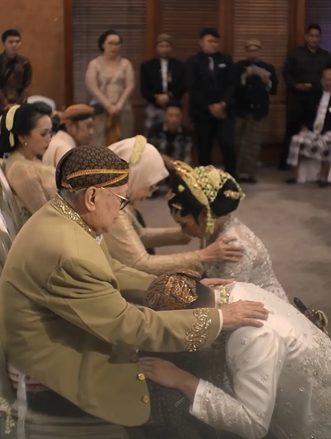 10 Potret Estetik Pernikahan Angga Puradiredja dan Dewi Andarini ...