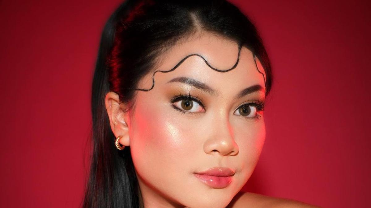 8 Inspirasi Gaya Makeup ala Hanum Mega, dari Bold hingga Monokromatik ...