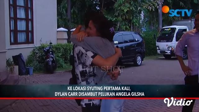 6 Potret Dylan Carr Kembali ke Lokasi Syuting, Dipeluk Angela Gilsha - Hot Liputan6.com