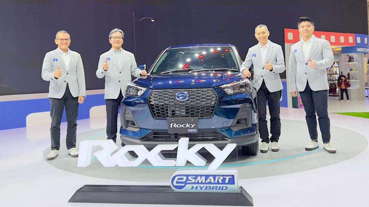 Daihatsu Rocky Hybrid Laris Manis di GIIAS 2025, Konsumsi BBM Tembus 34 ...