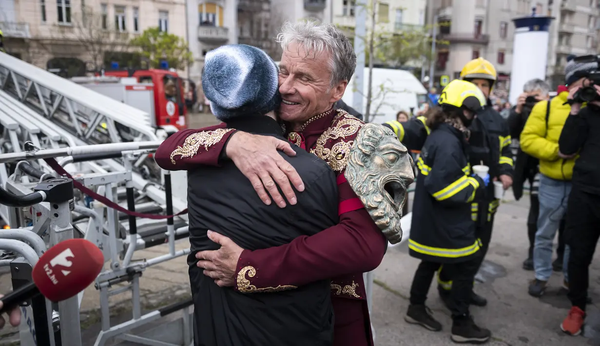 Aksi Seniman Sirkus 63 Tahun Menyeberangi Sungai Danube di Seutas Tali ...