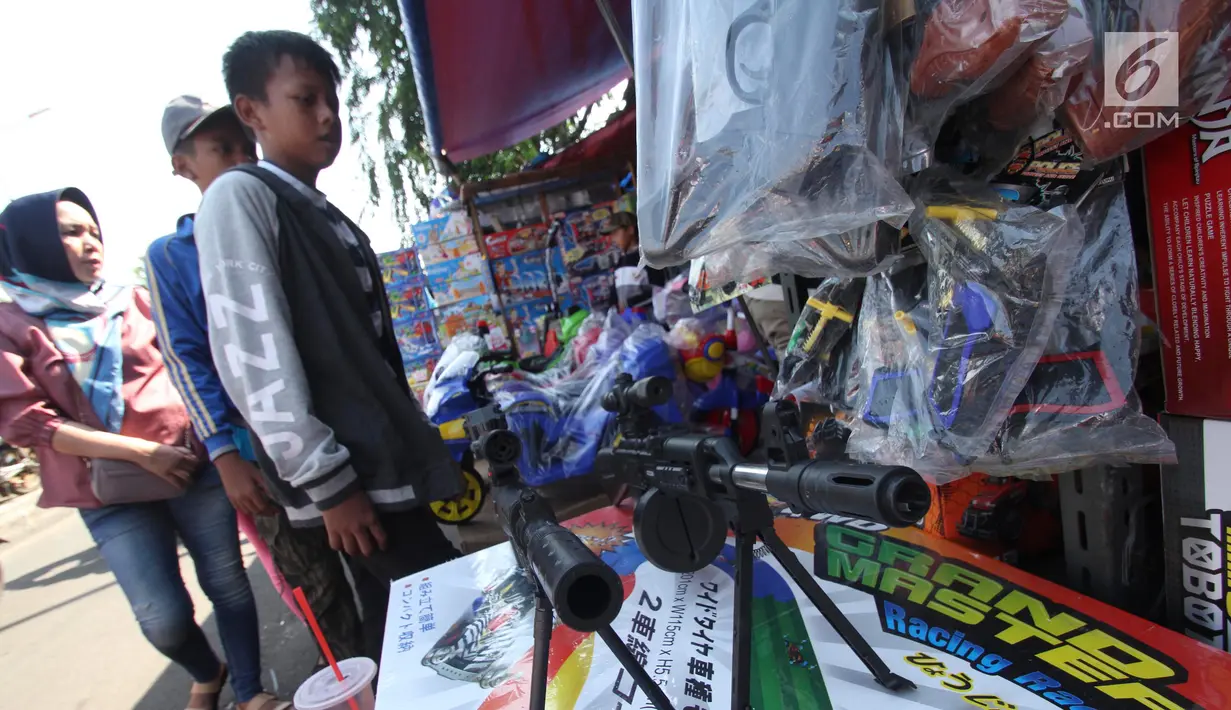 FOTO: Libur Lebaran, Anak-Anak Serbu Toko Mainan Pasar Gembrong - Foto ...