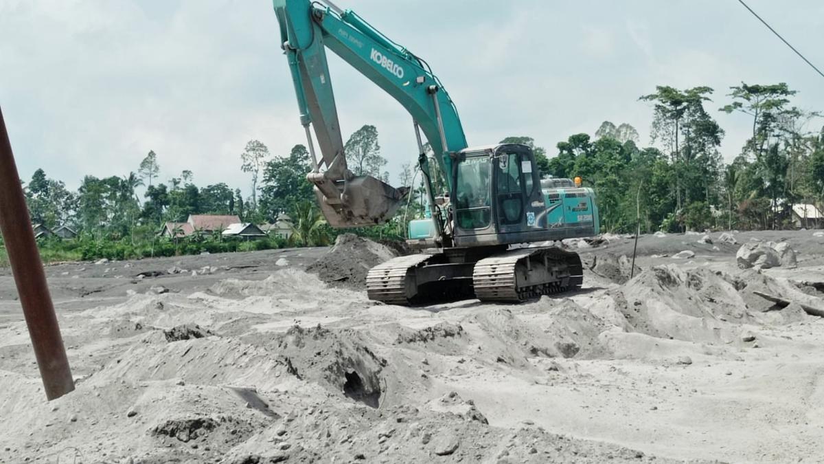 7 Alat Berat Diterjunkan Bersihkan Material Vulkanik Semeru di Jalur ...