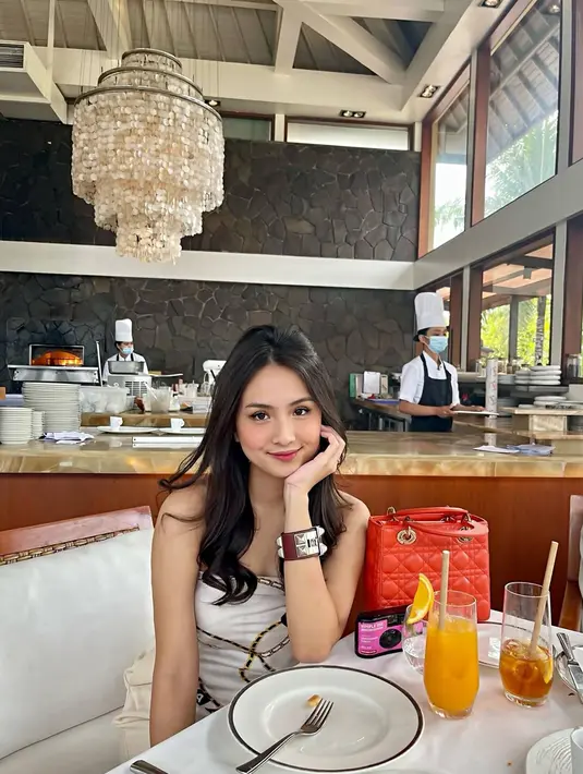Potret Angie Marcheria Pose Pegang Pipi Ini Gayanya Makin Imut - Foto ...