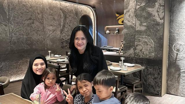 Bahagia Bisa Ikut Urus Cucu, 7 Potret Kedekatan Donna Harun dengan ...