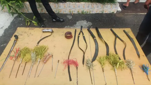 Rakit Ratusan Panah Wayer, 11 Pemuda Bitung Ditangkap Polisi - Regional ...