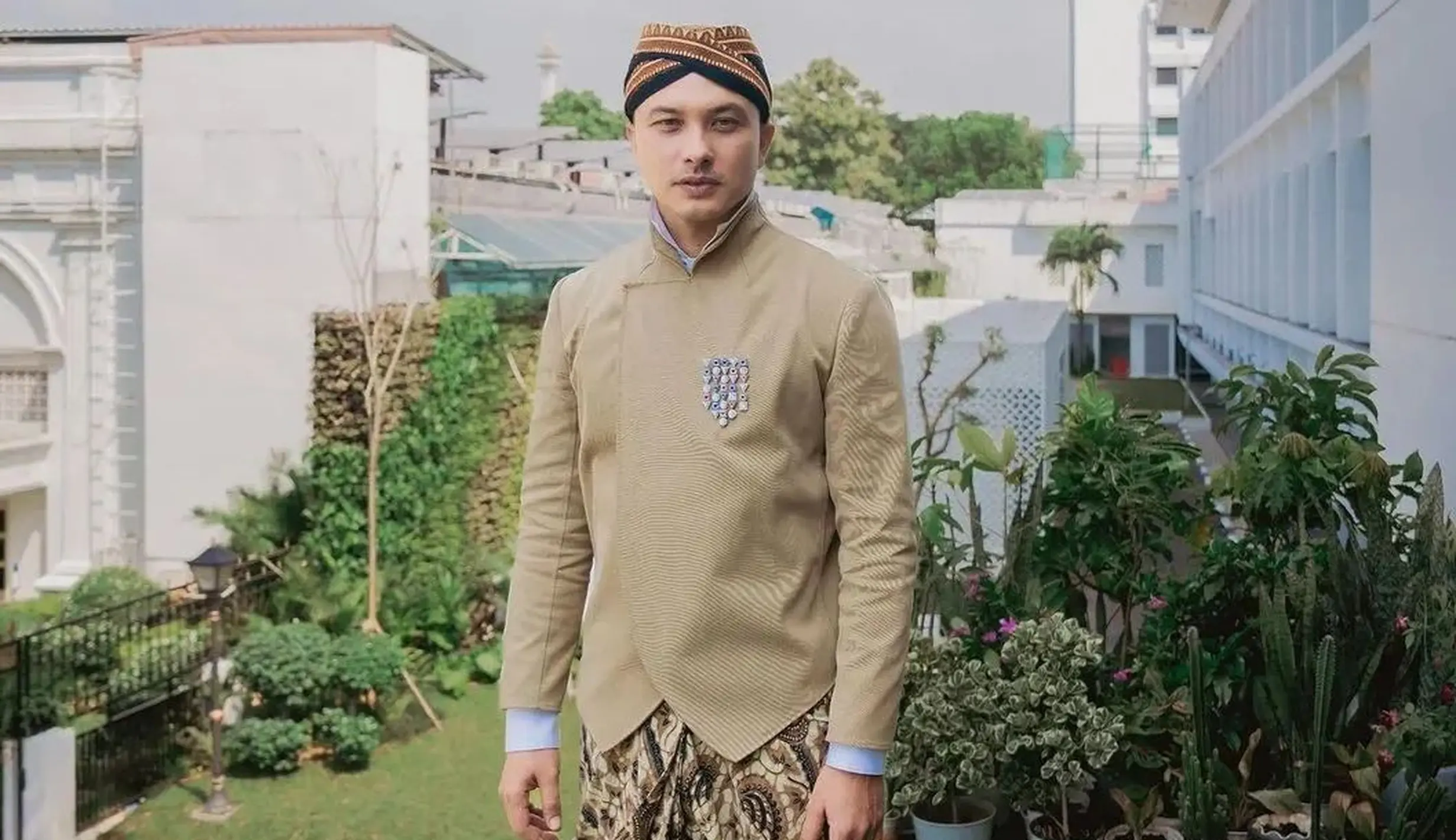 6 Pesona Mas-mas Jawa Jerman Nicholas Saputra dalam Balutan Beskap