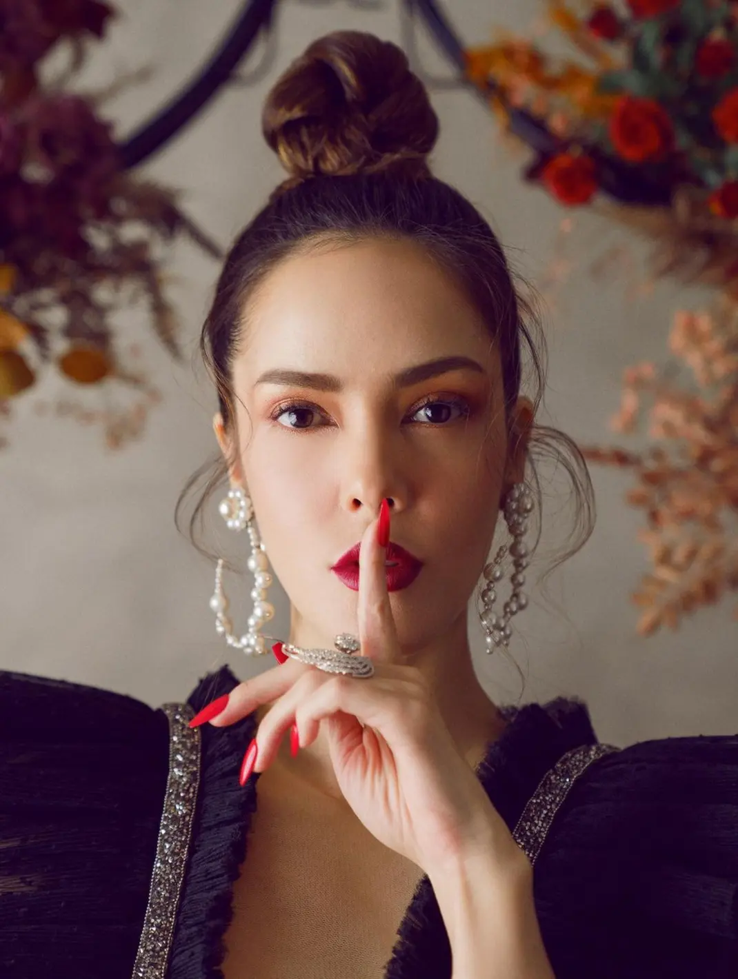 FOTO: Gaya Pemotretan Cathy Sharon dengan Gaun Hitam, Tampil Elegan ...