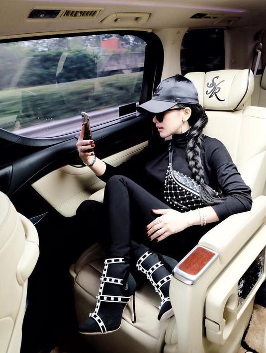 Ternyata Ini yang Membuat Syahrini Foto di Pinggir Jalan Tol - Photo ...