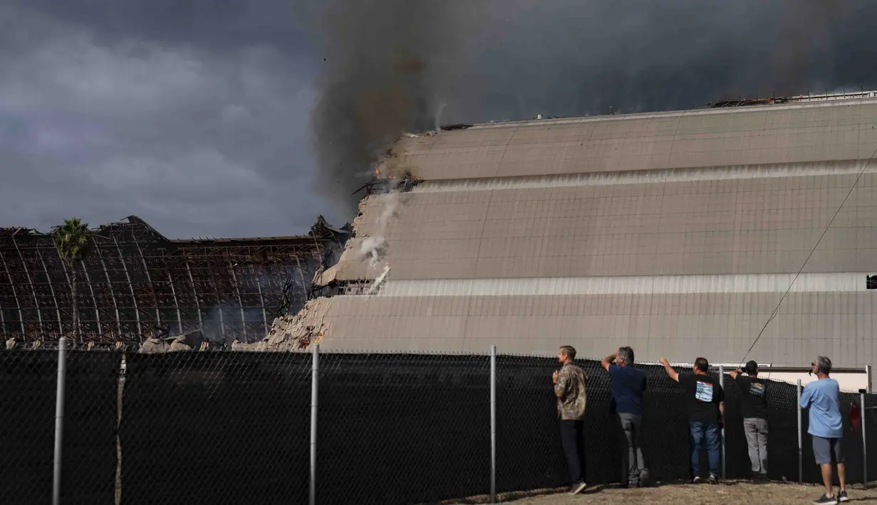 Hanggar Balon Udara Era Perang Dunia II Terbakar Hebat di California ...