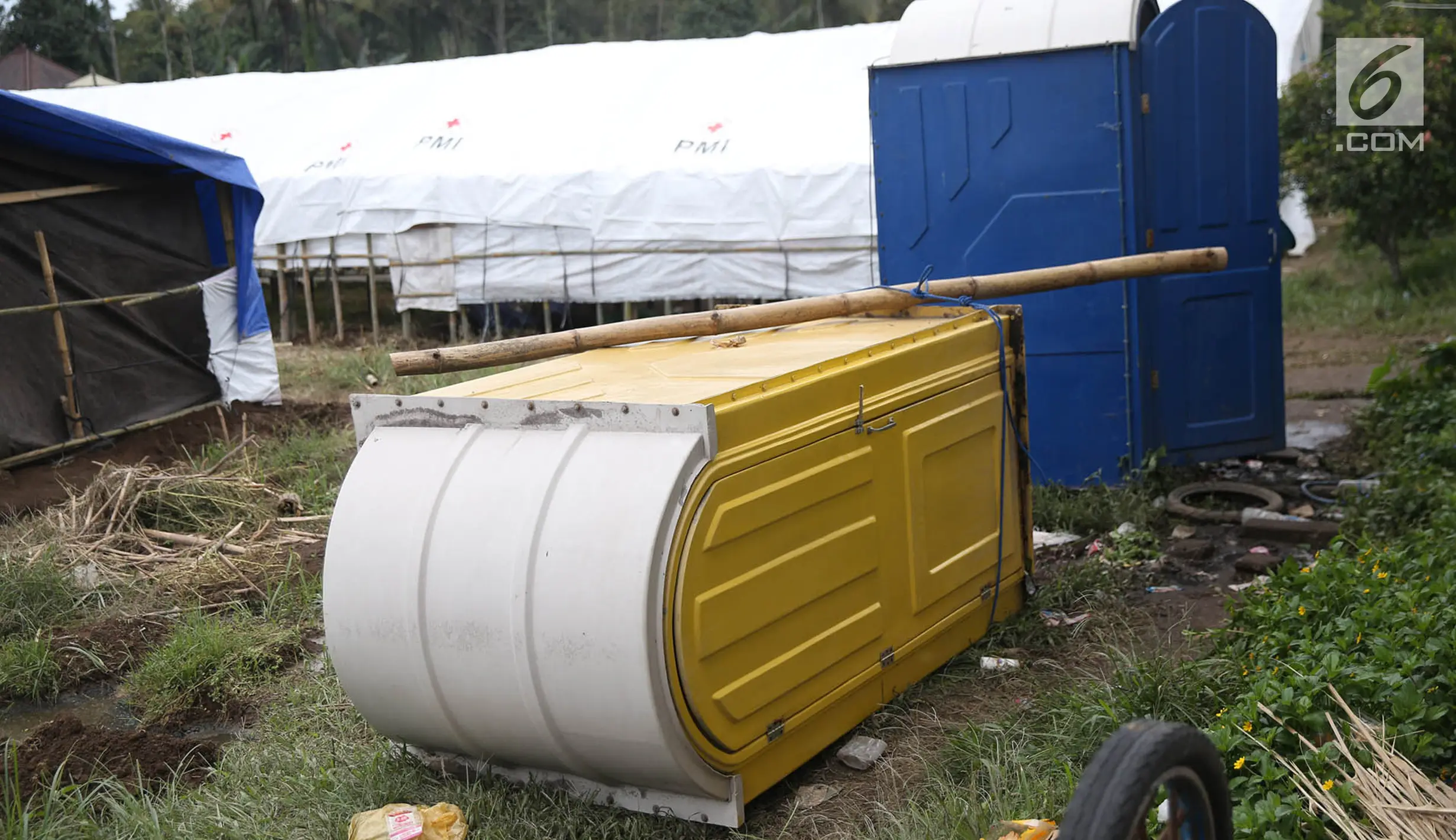 PHOTO: Kondisi MCK Pengungsi Gunung Agung Terbatas dan Memprihatinkan ...