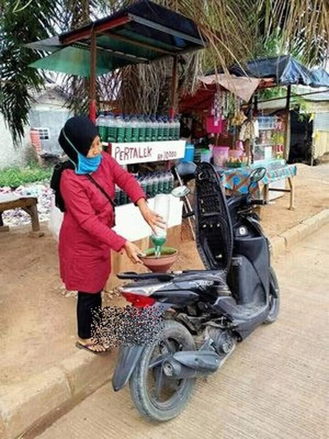 6 Aksi Emak-Emak Saat Isi Bensin Ini Bikin Geleng Kepala, Kocak - Hot Liputan6.com
