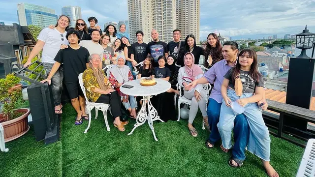 6 Potret Tampan Rafly Aziz, Putra Pertama Mulan Jameela yang Beranjak ...