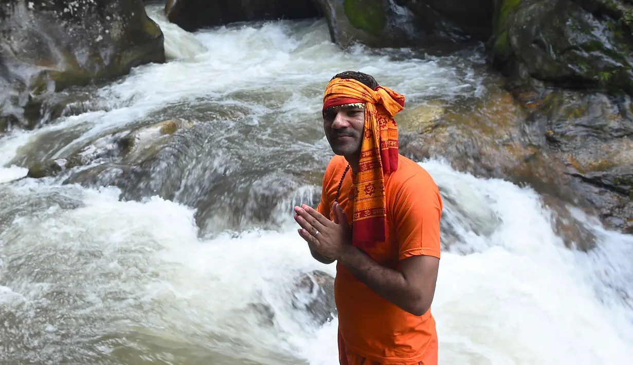 PHOTO: Umat Hindu Nepal Mandi untuk Perayaan Bulan Suci Shravan - Foto ...