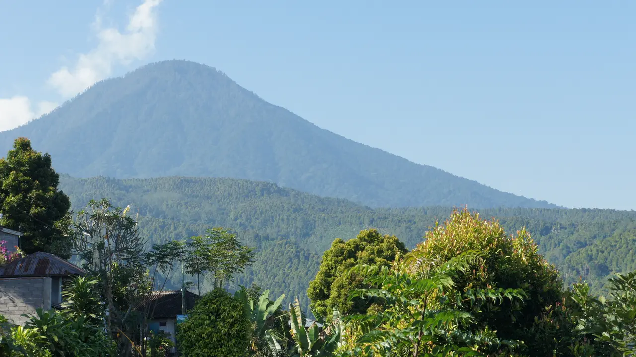 Kenakan Pakaian Adat Jadi Syarat Mendaki Puncak Gunung Abang di Bali ...