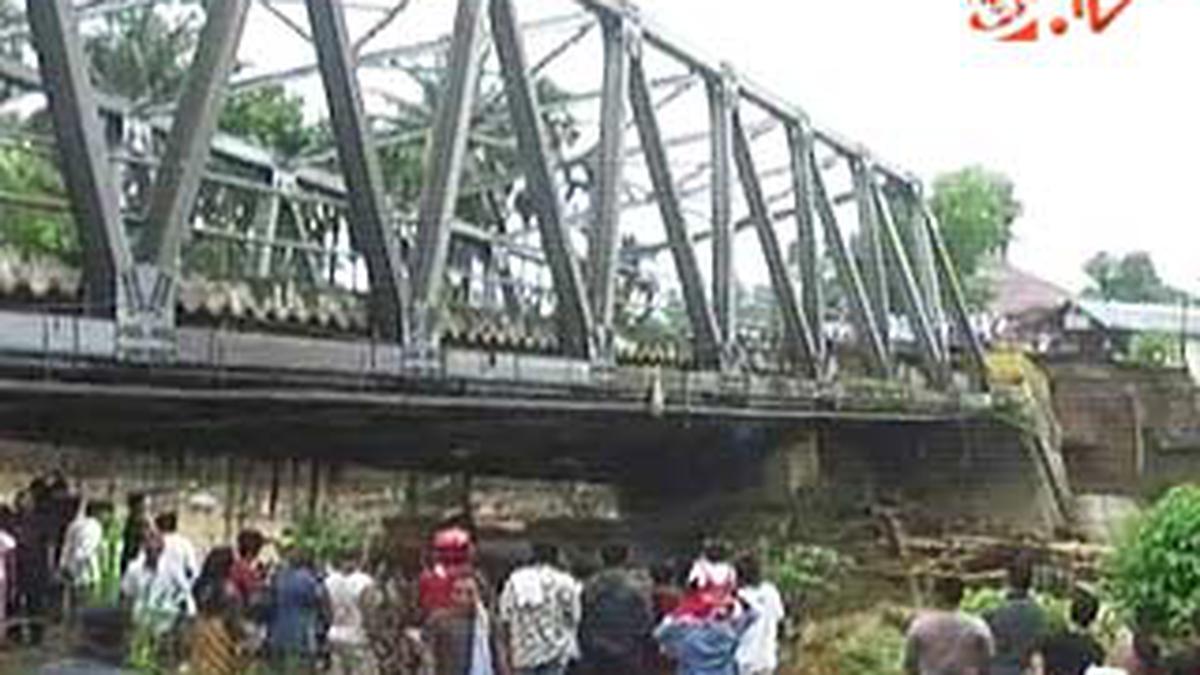 Jembatan Nyaris Putus Diterjang Arus Sungai - News Liputan6.com
