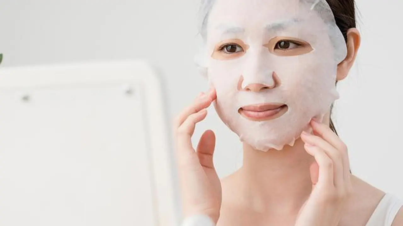 6 Cara Pakai Sheet Mask yang Benar, Ketahui Juga Manfaatnya untuk Wajah ...