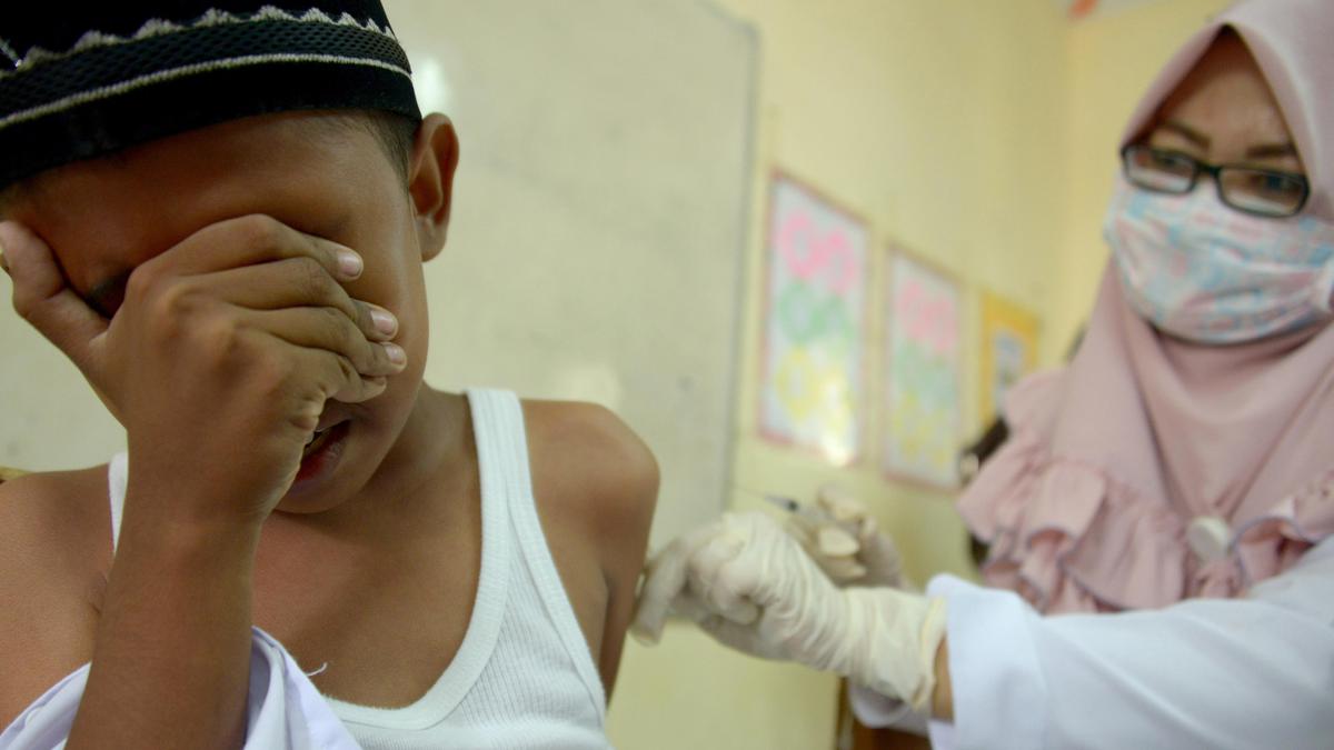 FOTO: Wajah Kesakitan Para Murid di Aceh Saat Vaksin Anti Virus Difteri