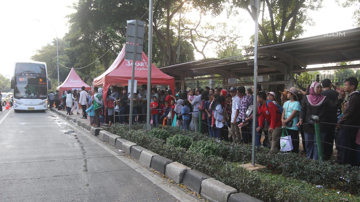 FOTO: Lebaran Hari Kedua, Bus Tingkat Wisata Ramai - Foto Liputan6.com
