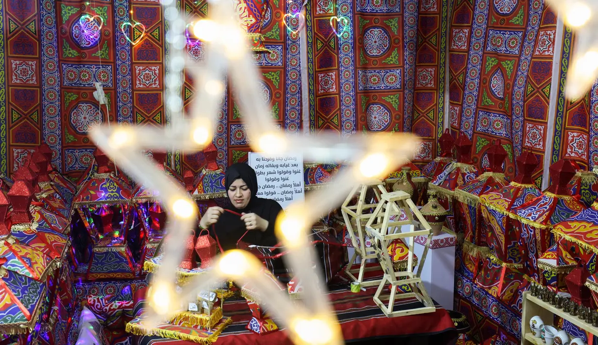 Melihat Pembuatan Fanous, Lentera Khas yang Hanya Ada Saat Ramadan ...