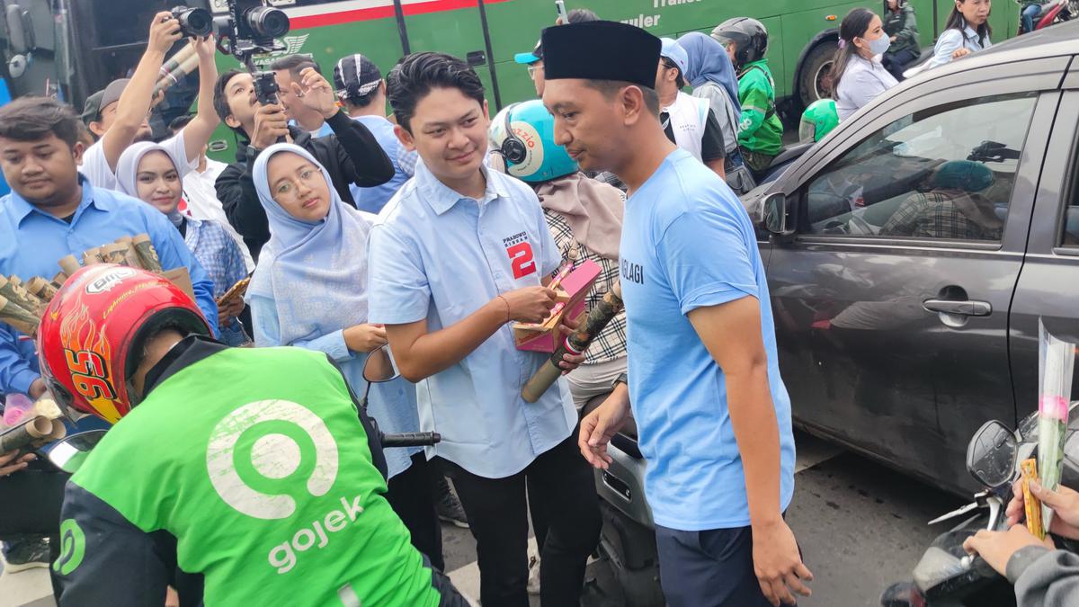 Prabowo-Gibran Menang di Quick Count, TKN Fanta Bagikan Cokelat dan Bunga ke Masyarakat - Pemilu ...