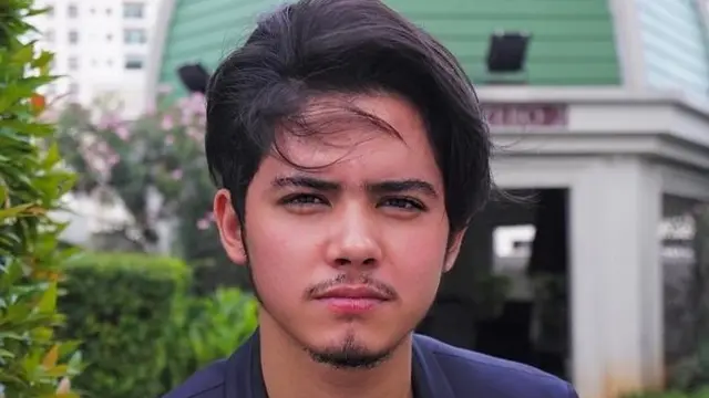 7 Potret Terbaru Aliando Syarief yang Disebut Mirip Erick Thohir, Bikin Pangling - Hot Liputan6.com