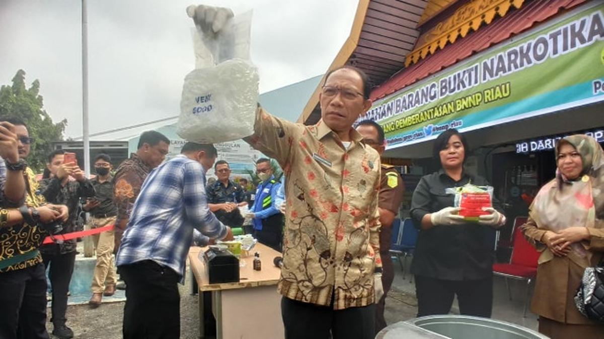 Tergiur Upah Rp50 Juta, Tiga Warga di Riau Nekat Bawa 5 Kilo Sabu Lewat ...