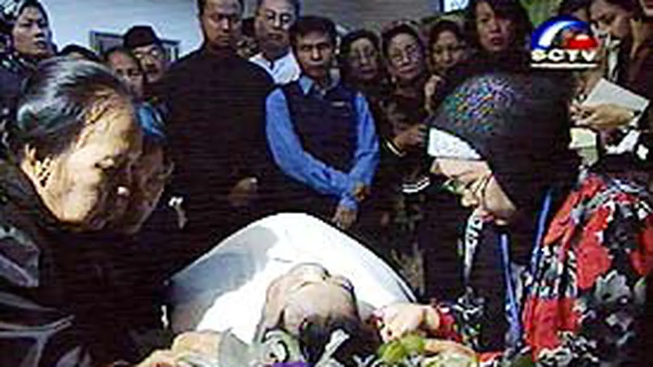 Ratusan Pelayat Melepas Hartini Soekarno