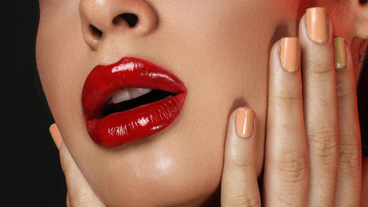 6 Rekomendasi Lipstik Warna Merah yang Tampak Elegan dan Tahan Lama ...