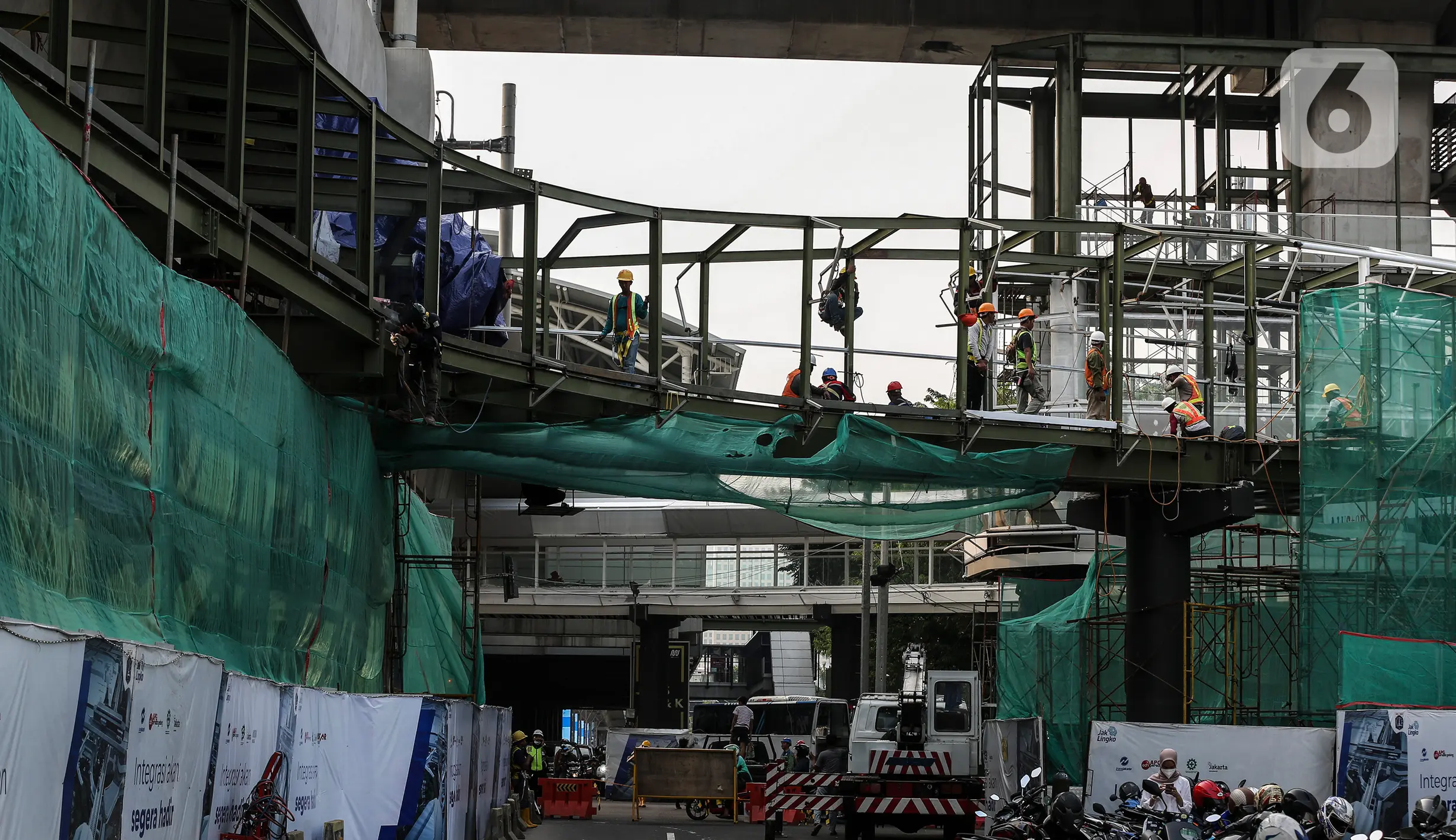 FOTO: Menengok Progres Pembangunan Halte CSW - Foto Liputan6.com