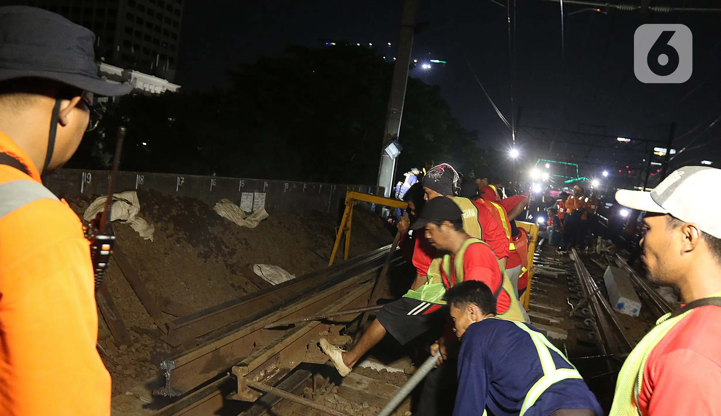 FOTO: Proses Revitalisasi Wesel Rel di Stasiun Gambir - Foto Liputan6.com