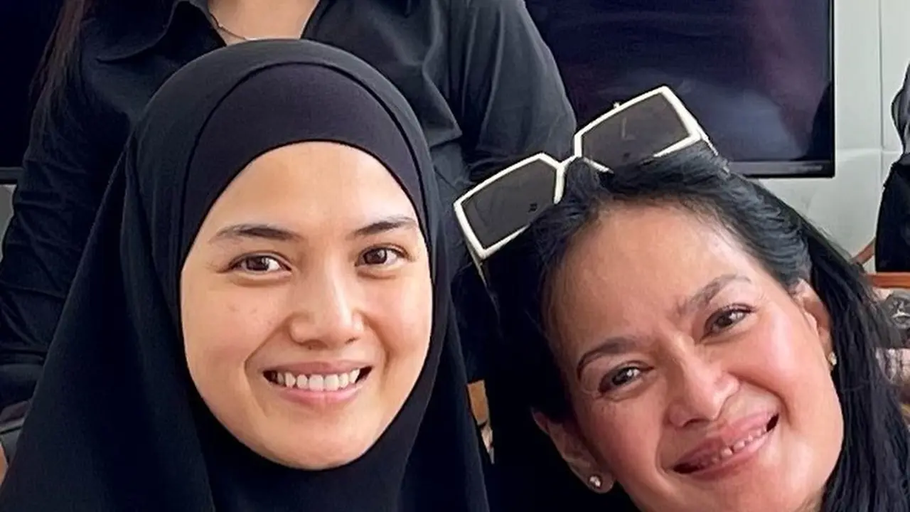 7 Potret Kedekatan Donna Harun dengan Herfiza Novianti Sang Menantu ...