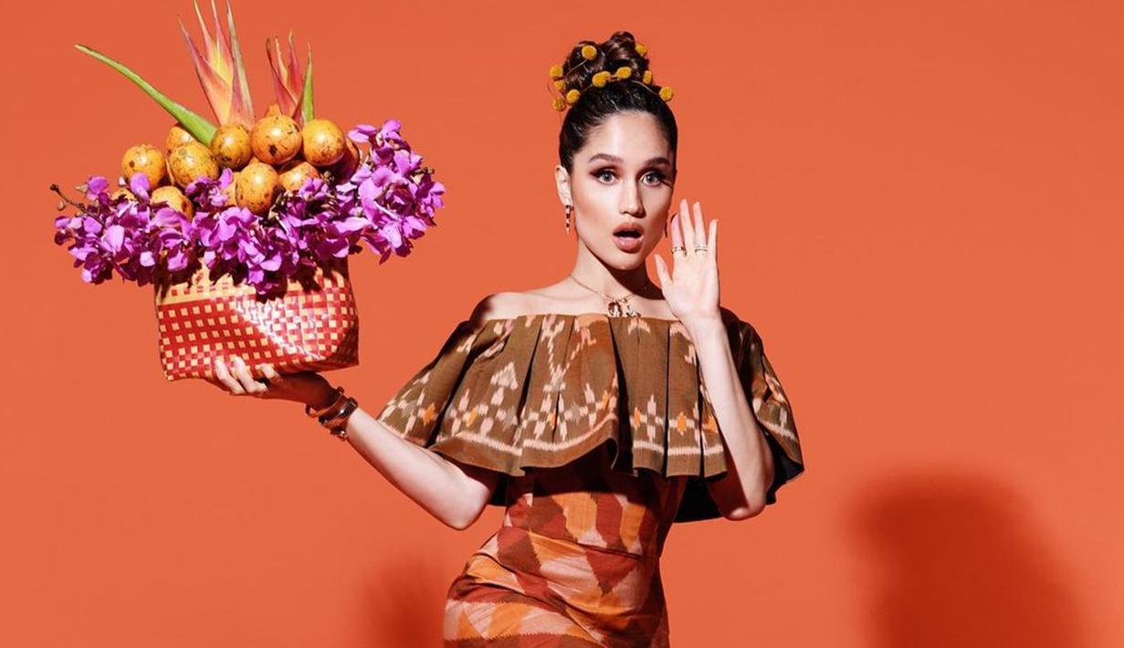 FOTO: Gaya Cinta Laura Tampil Colourful dalam Pemotretan Terbaru - Foto ...