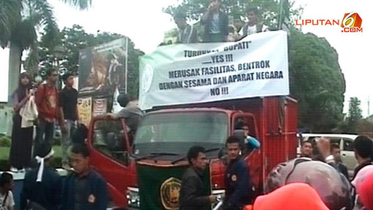 Rapat Belum Mulai, Massa Anti-Aceng Kepung Gedung DPRD - News Liputan6.com