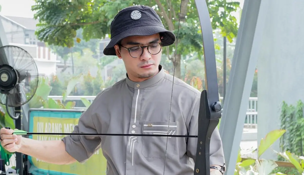 Pesona Ricky Harun saat Olahraga Memanah, Makin Awet Muda - Foto Liputan6.com