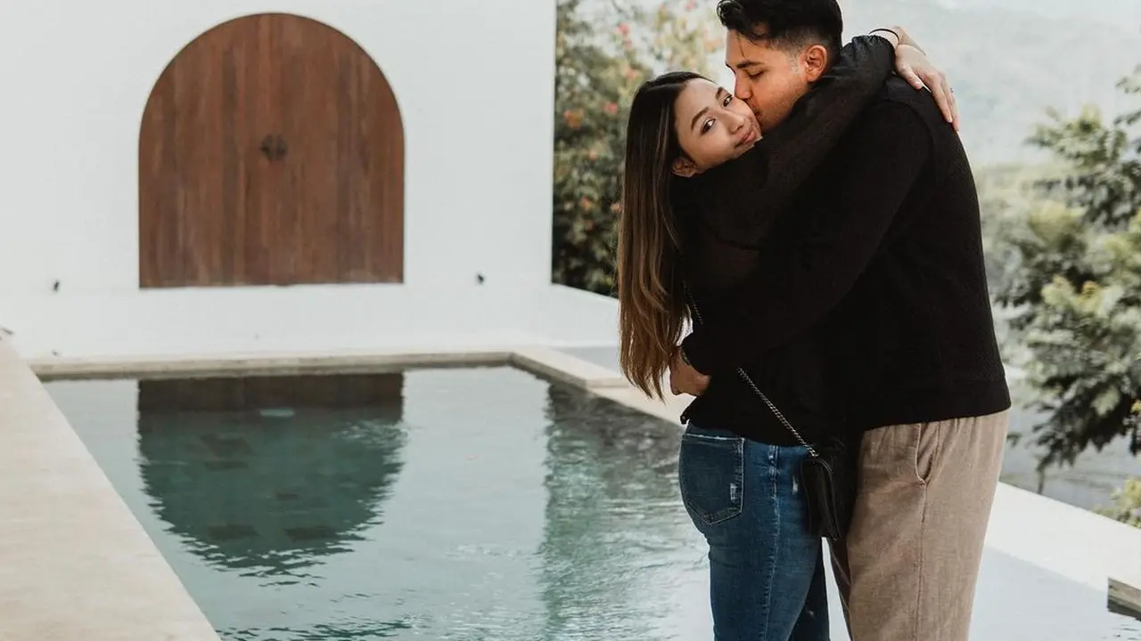 10 Tahun Menikah, Ini 6 Potret Romantis Rizky Alatas dan Adzana Jauh ...