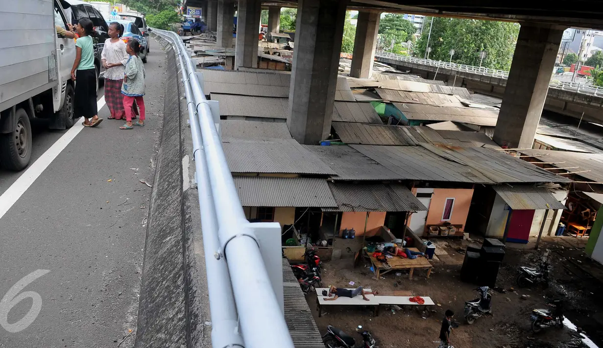Pemprov DKI Akan Tertibkan Kawasan Penduduk Kolong Tol Pluit - Foto ...