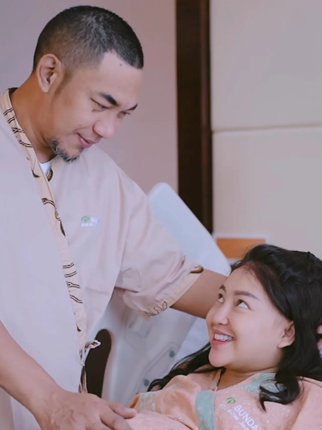 9 Potret Ajie Darmaji Suami Mpok Alpa yang Setia Mendampingi, Sosok Penyayang - ShowBiz Liputan6.com